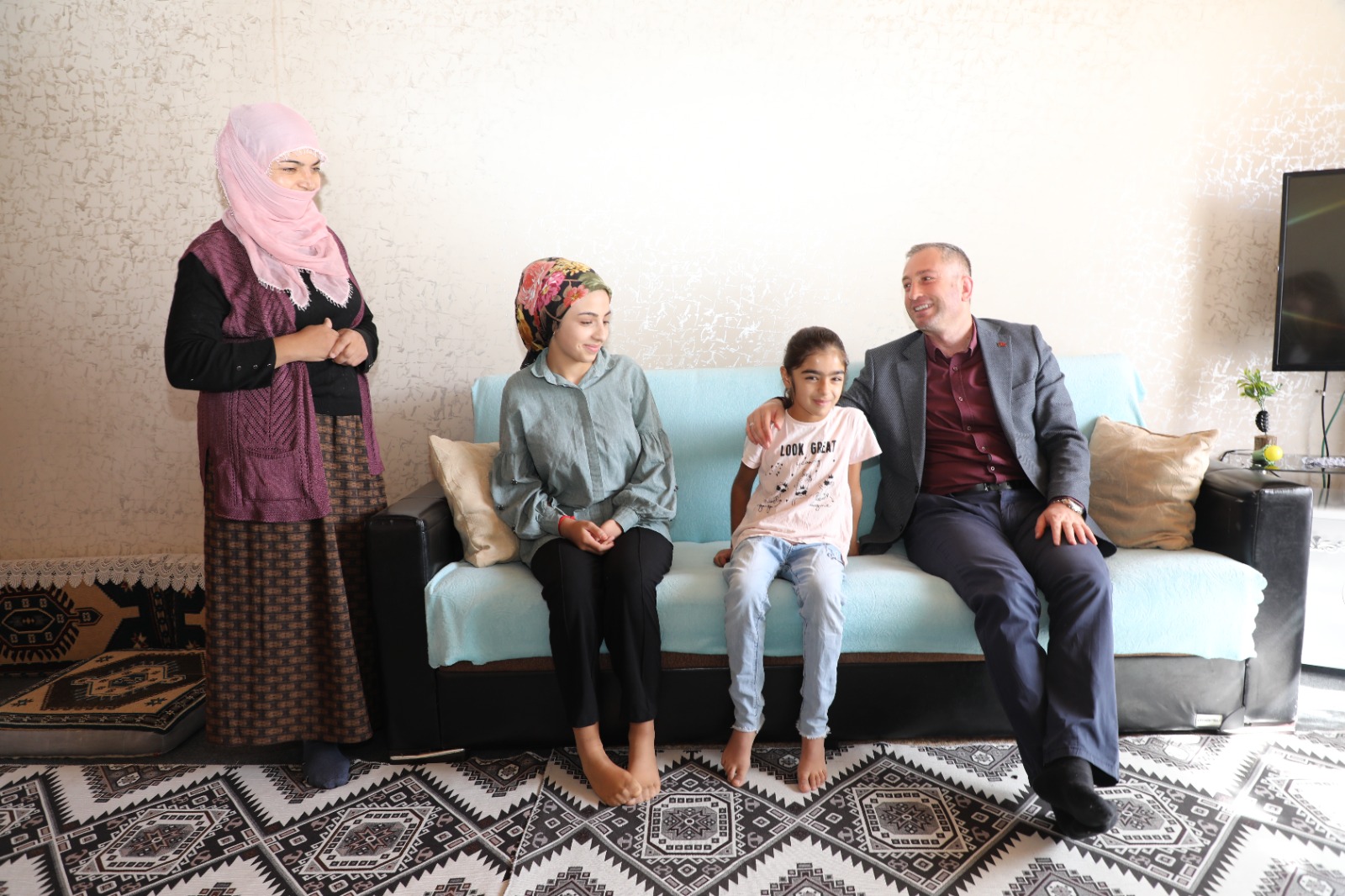 Ev ev gezip aileleri ikna ederek çocukları okula kazandırıyorlar – Ağrı ...